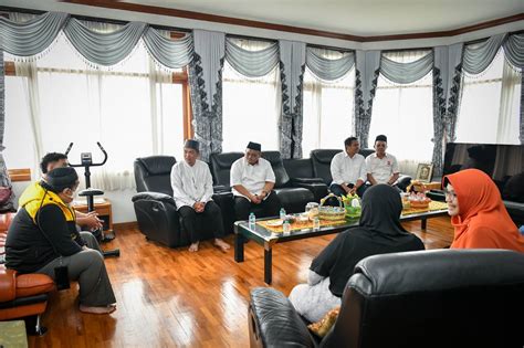 Foto Presiden Pks Almuzzammil Yusuf Bersama Istri Silaturahim Ke