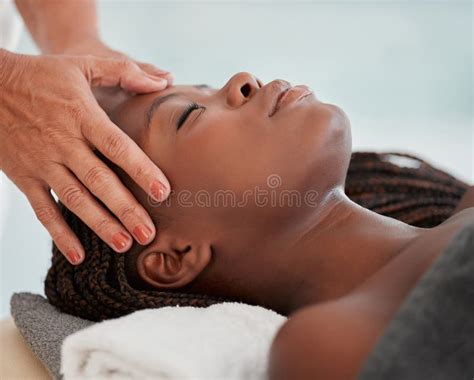 Masaje Facial Spa Y Mujer Negra Con Cuidado De La Piel Wellness Tranquilidad Y Calma Para El