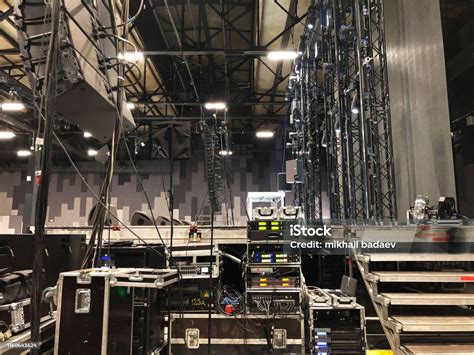 콘서트를 위한 전문 사운드 조명 비디오 및 무대 장비 설치 앰프 비행 케이스 및 라디오 마이크가 있는 백스테이지 영역 및 기술 영역 이벤트에 대한 스톡 사진 및 기타 이미지