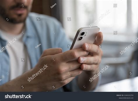 81 218 Business Man Typing On Phone Images Stock Photos Vectors Shutterstock