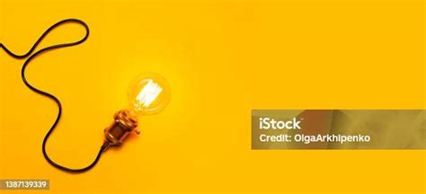 밝은 노란색 배경에 빈티지 유행 편집 램프 상단 보기 플랫 평신도 복사 공간 크리에이티브 아이디어 컨셉 디자이너 램프 현대적인 인테리어 아이템 조명 전기 램프가 있는 배경