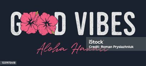 좋은 분위기 티셔츠슬로건 티셔츠를 위한 하와이 타이포그래피 그래픽 히비스커스 꽃과 그런지를 가진 소녀를위한 의류 인쇄 디자인 벡터 그런지 이미지 기법에 대한 스톡 벡터 아트