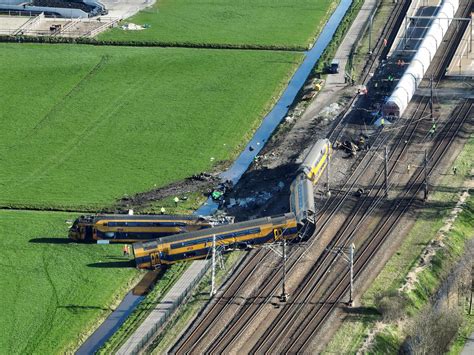 이슈유머 국왕도 현장 직접 방문할 정도로 심각했다는 어제 네덜란드 열차 정면충돌 탈선 사고