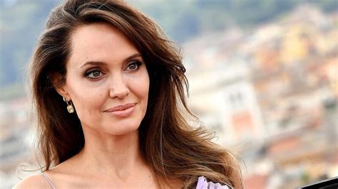 أنجلينا جولي تكشف عن أسرار صادمة في حياتها تعاقدت مع قاتل مأجور البوابة