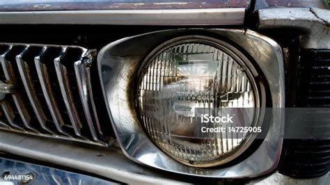 차고에서 오래 된 자동차의 전면 헤드라이트의 세부 사항 0명에 대한 스톡 사진 및 기타 이미지 0명 강철 골동품 Istock