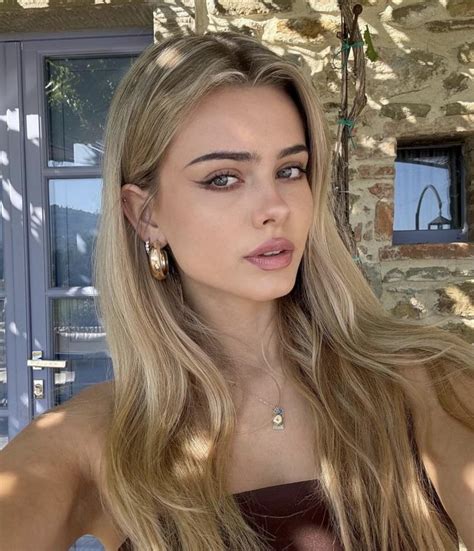 Sara Crumbleleg Sexy