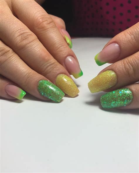 Маникюр зелёный френч