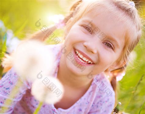 可爱的小女孩在草地上图片 包图网企业站 可爱的小女孩在草地上图片 包图网企业站
