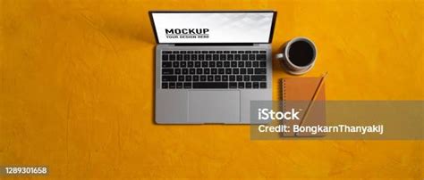 노트북 커피 컵 및 복사 공간이있는 노란색 테이블의 상단 보기 0명에 대한 스톡 사진 및 기타 이미지 0명 개념 개념과 주제 Istock