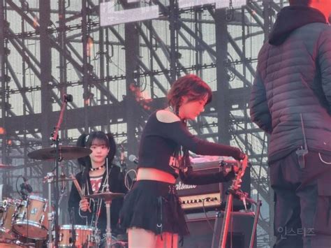 오늘자 롤드컵 전야제 페스티벌한 김계란 제작 걸밴드 Qwer 인스티즈 Instiz 이슈 카테고리