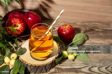 햇빛 아래 정원의 나무 테이블에 사과 주스와 사과 한 잔 사과의 가을 수확을 수확하는 개념 가을에 대한 스톡 사진 및 기타 이미지 Istock