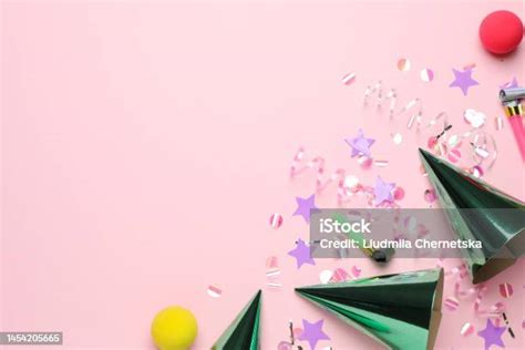 분홍색 배경에 모자와 다른 축제 아이템이 있는 평평한 평신도 구성 텍스트를 위한 공간 깜짝 파티 0명에 대한 스톡 사진 및 기타 이미지 Istock