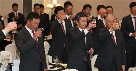 【虎のソナタ】熱心ビヤ樽、夜も取材お手伝い（13ページ） 産経ニュース