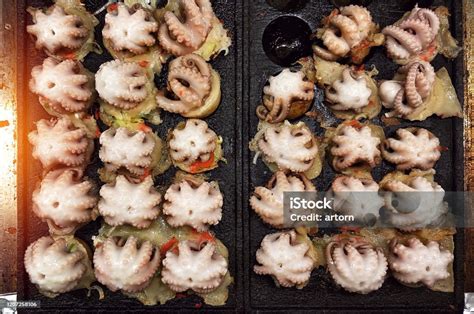 타코야키 만들기 그릴 뜨거운 접시에 전체 문어 사진 위에서 보기 거리에 대한 스톡 사진 및 기타 이미지 거리 구 굽기 Istock