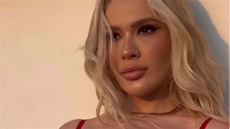 Karoline Lima Abusa Do Decote Generoso Ao Usar Lingerie Vermelha