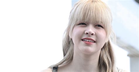 엔믹스 릴리 깜찍한 눈빛으로 인사 [포토엔hd]