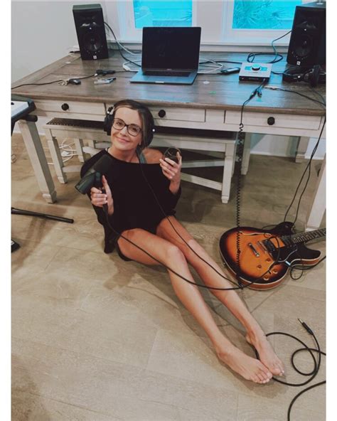 Carly Pearce Feet