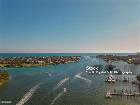 2021년 1월 중순 플로리다 주 목성 비치의 청록색 바다 물에서 보트 타기의 주말 공중 전망 2021년에 대한 스톡 사진 및 기타 이미지 Istock