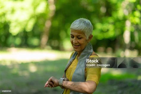 자연 속에서 탄성 저항 밴드로 운동한 후 활동적인 시니어 여성 여자에 대한 스톡 사진 및 기타 이미지 여자 중장년 55 59세 Istock