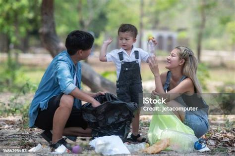 숲에서 쓰레기를 줍는 아시아인 가족 쓰레기 청소 활동 환경 보호 재활용 30 34세에 대한 스톡 사진 및 기타 이미지 30 34세 4 5세 가족 Istock