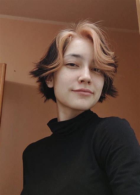 Короткая женская стрижка Цветные челки Стрижка лесенкой Стрижка