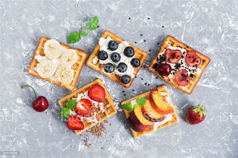 회색 배경에 과일과 열매의 크림 웨이퍼의 위에서 보기 전통 벨기에 와플입니다 0명에 대한 스톡 사진 및 기타 이미지 0명 거품 내기 건강한 식생활 Istock