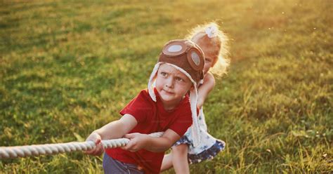 소년과 소녀는 밧줄을 당기고 공원에서 줄다리기를 하고 있습니다 사진 Unsplash의 여름 이미지
