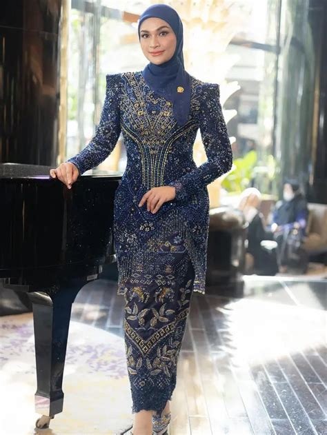 Inspirasi Model Kebaya Batik Modern Yang Klasik Dan Elegan Dari Azizah