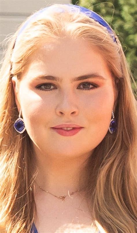 Prinsesse Amalia I Kongeblå Frynsekjole Og Sex And The City Sko