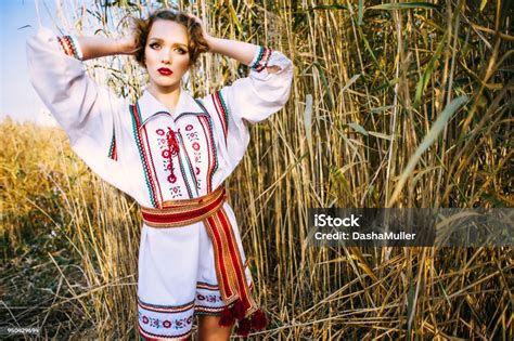 국가 벨로루시 옷 패션 여름 필드에 어린 소녀 시끄러운 이미지입니다 곡물 텍스처 추가 됩니다 건강한 생활방식에 대한 스톡 사진 및 기타 이미지 Istock