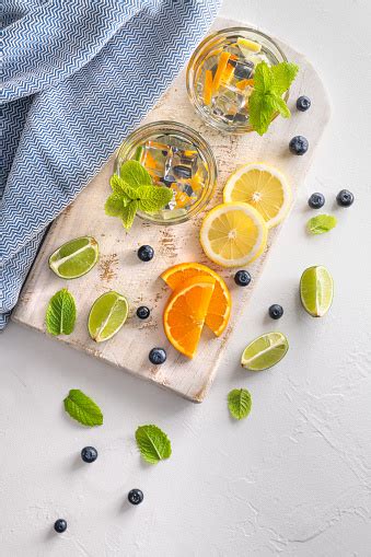 라임 레몬 오렌지 블루베리와 민트 다이어트 해독 음료 가벼운 배경에 안경과 감귤류 주입 물 레모네이드 또는 모히토의 여름 건강 칵테일 감귤류 과일에 대한 스톡 사진 및 기타