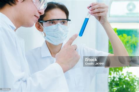 과학자는 혼합 화학 물질 현미경 과학 의학 또는 세계와 선택적 초점에 있는 모든 사람을 위한 식품 개발 항목 데이터 같은 실험