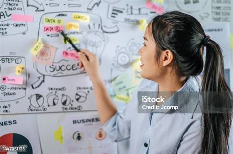 젊은 일하는 여성이 선상에서 프로젝트 계획을 발표합니다 금융에 대한 스톡 사진 및 기타 이미지 금융 사람들 설계도