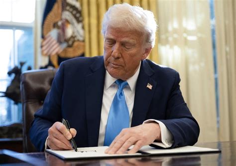 Trump Assina Decreto Que Impede Que Mulheres Trans Participem De