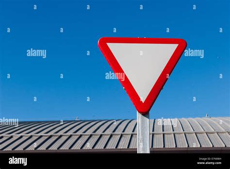Yield Sign Hi Res Stock Photography And Images Alamy