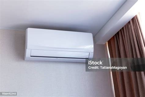 작은 에어컨 아파트 방 내부 벽에 전원이 꺼져 차분한 베이지 색조의 인테리어 에어컨에 대한 스톡 사진 및 기타 이미지 에어컨