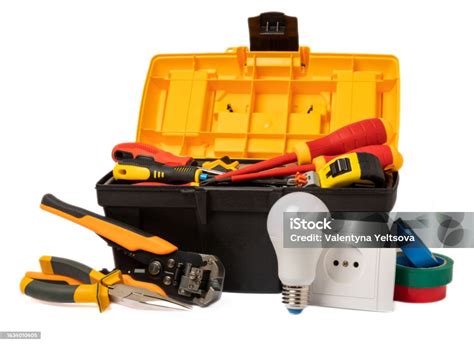 흰색 배경에 격리된 도구 상자 전기 기술자의 도구가 담긴 상자 멀티 미터 건설 테이프 전기 테이프 스크루 드라이버 펜치 및 자동 절연 스트리퍼 0명에 대한 스톡 사진 및
