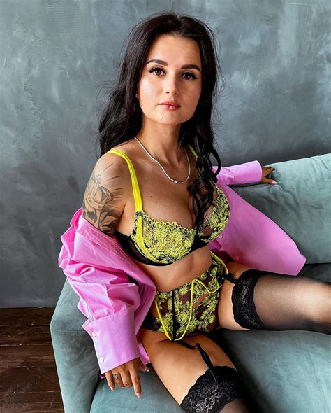 This Pussy Neds A Good Sloppy Kiss Rmombody