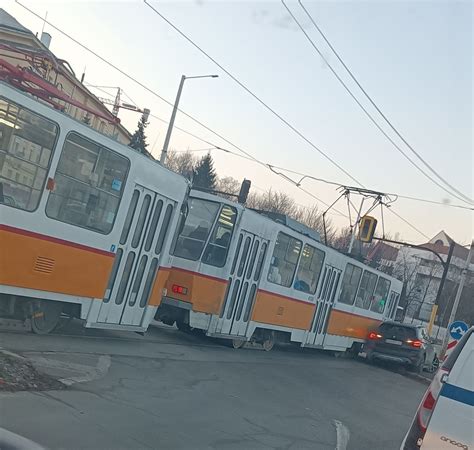 Трамвай и кола се удариха на оживен булевард в София Информационна агенция ПИК