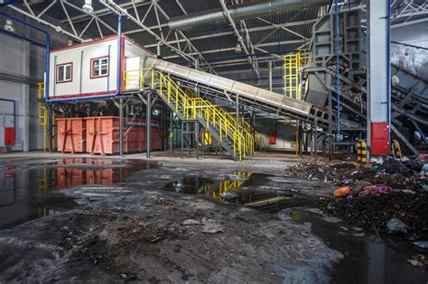 현대 폐기물 재활용 처리 공장의 금속 트러스 구조 별도의 쓰레기 수거 추가 처리를 위한 폐기물 재활용 및 저장 프리미엄 사진