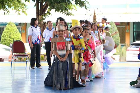 การประกวดชุดแฟนซีรีไซเคิล โรงเรียนเทศบาลวารินวิชาชาติ Facebook