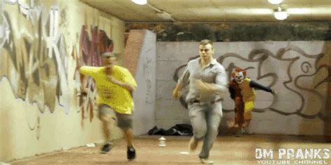 Killer Clown Returns Scare Prank S Get The Best  On Giphy