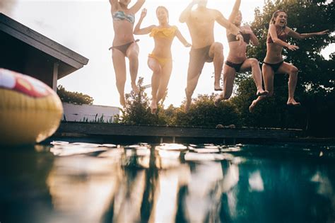 청소년 심장중간공기 중에 뛰어내림 대상쪽으로 스틸 수영장 수영장 스포츠 경기장에 대한 스톡 사진 및 기타 이미지 수영장 스포츠 경기장 점프 풀 파티 Istock