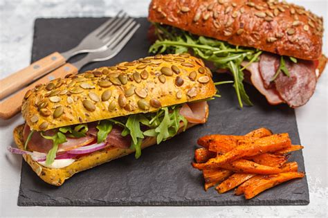 Ciabatta 고기 베이컨 야채와 블랙 슬레이트에 크림 소스와 달콤한 감자 튀김 샌드위치 패스트 푸드 개념입니다 바로 위에 대한 스톡 사진 및 기타 이미지 Istock