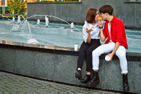 함께 야외에서 점심을 먹는 남자와 여자 햄버거와 샌드위치를 먹는 커플 패스트 푸드와 길거리 음식의 개념 18 19세에 대한 스톡 사진 및 기타 이미지 Istock