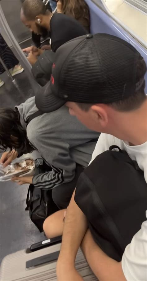 더쿠 뉴욕 지하철에서 아이스크림 퍼먹는 사람