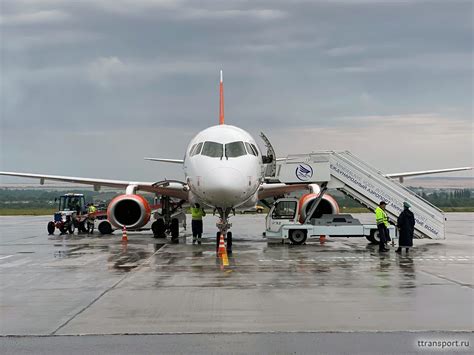 Самолет Sukhoi Superjet 100-95B (RA-89136) Кама авиакомпании Азимут ...