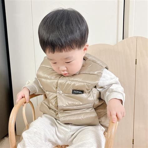 김 나린 협찬 제품제공 시오나 99덕다운 패딩 조끼 베이직한 디자인으로 간절기엔 아우터로 겨울에는 이너로 입히기 딱 좋은 시오나 패딩조끼에요 🪄 단추 쪽에는 이중