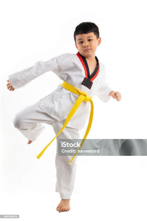 차기 어린이 가라테 무술 노란색 벨트가 달린 태권도 유니폼 하얀 배경 배너에 고립된 아시아 학교 소년 검은색에 대한 스톡 사진 및 기타 이미지 Istock