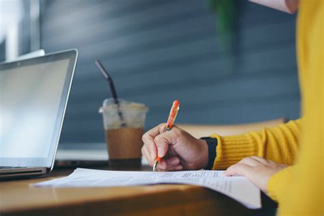 매일 약속을 계획하고 사무실 책상에서 일기에 휴가 여행 일정을 메모하는 여성의 손 플래너는 2023 달력에 회의 안건을 작성하고 집에서 온라인으로 작업합니다 캘린더 미리